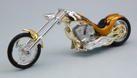 BALOCCO Ingrosso Modellismo Online . IRON CHOPPER GOLD W/BLACK FLAMES 1:18